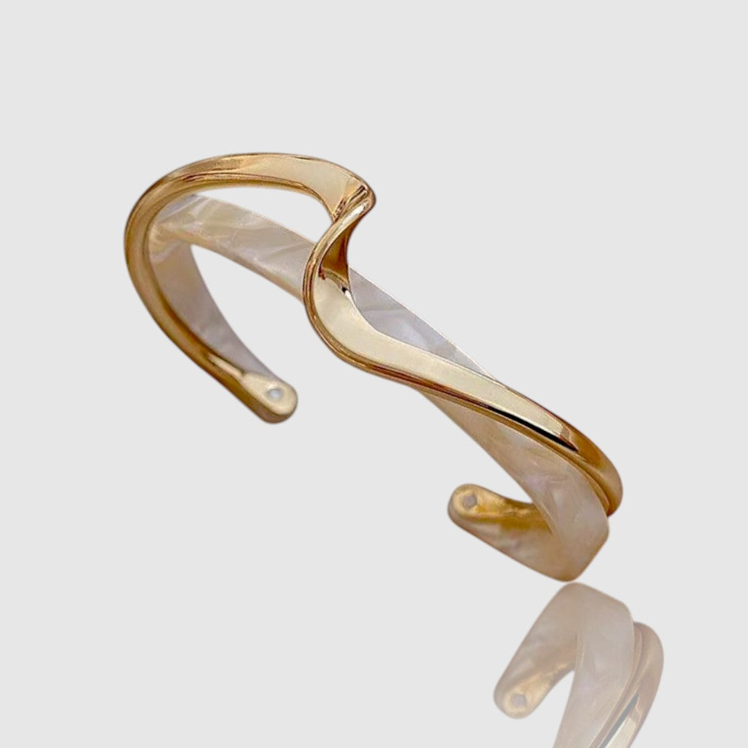 WHITE SHELLFISH C-SHAPED BANGLE – ALV
